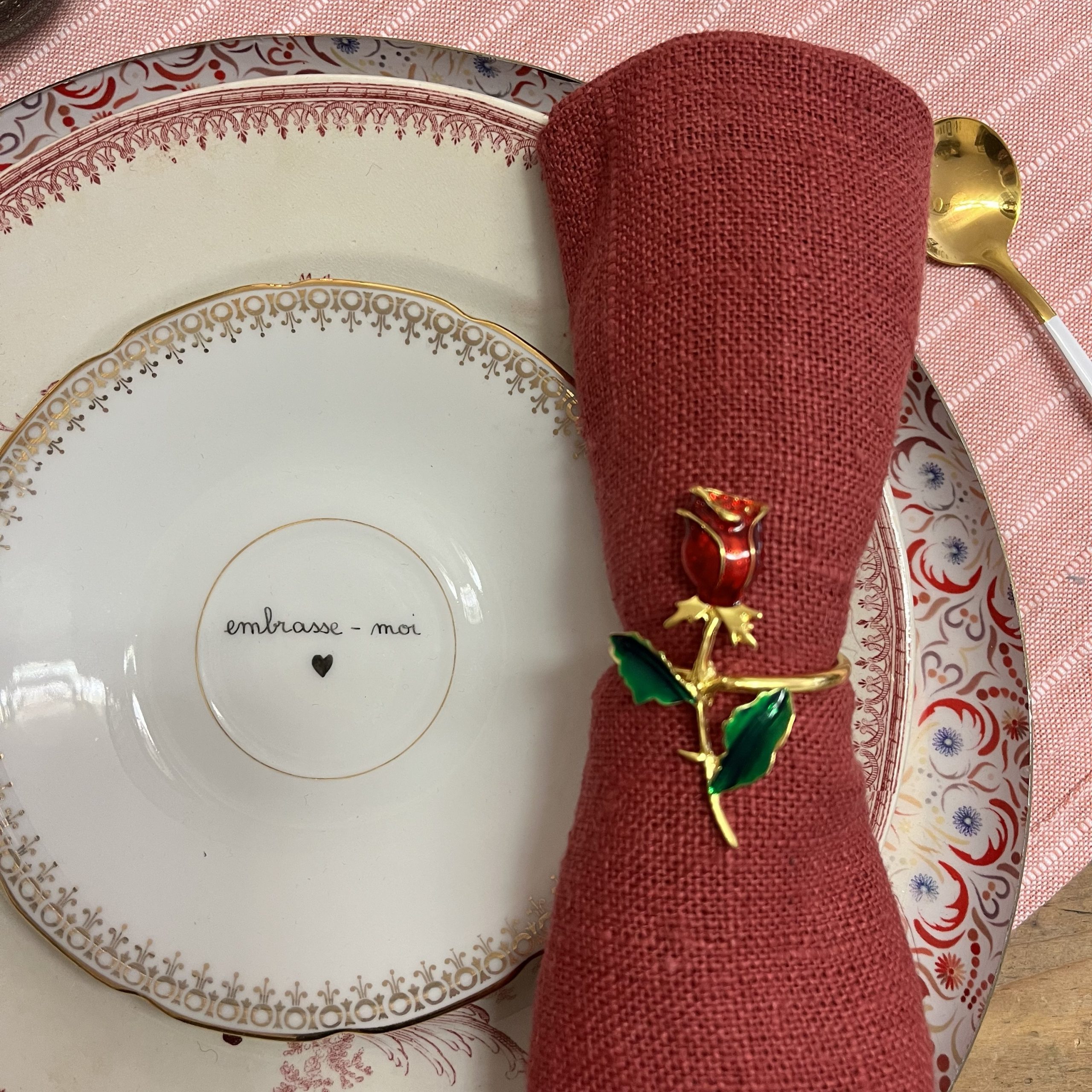 Rond de serviette | Rose rouge sur tige - Perle de KaOlin