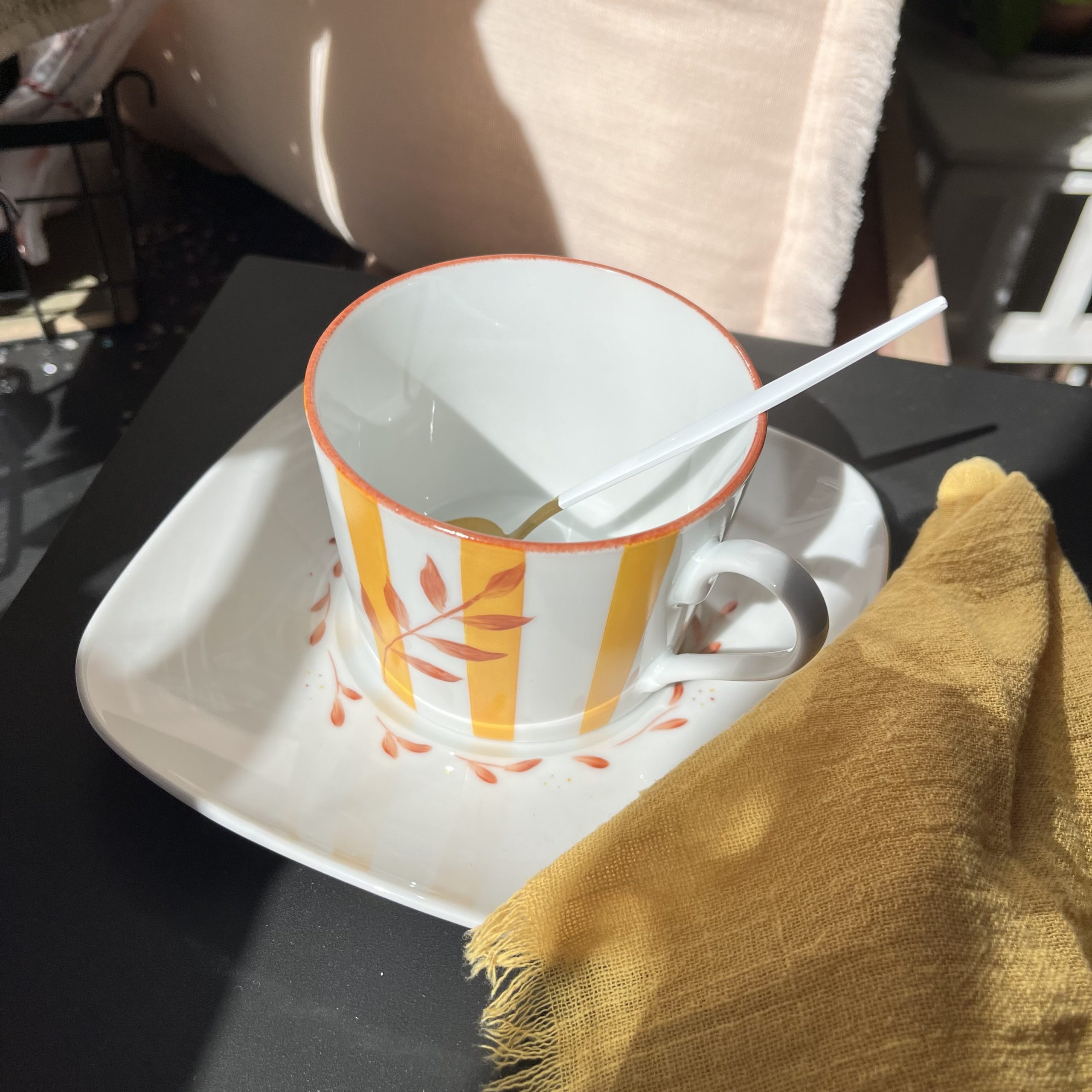 Ensemble tasse et sous-tasse ÉSMÉE | Porcelaine décorée à la main ...